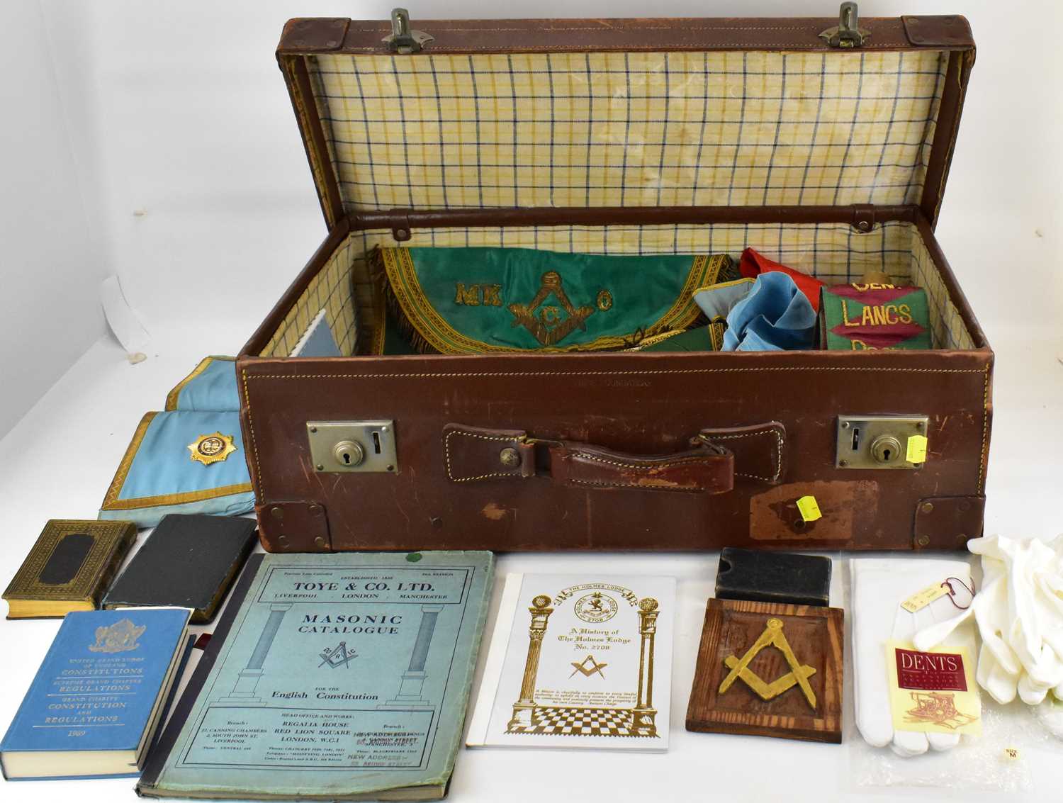 Lot 162 - Masonic collectibles to include regalia,