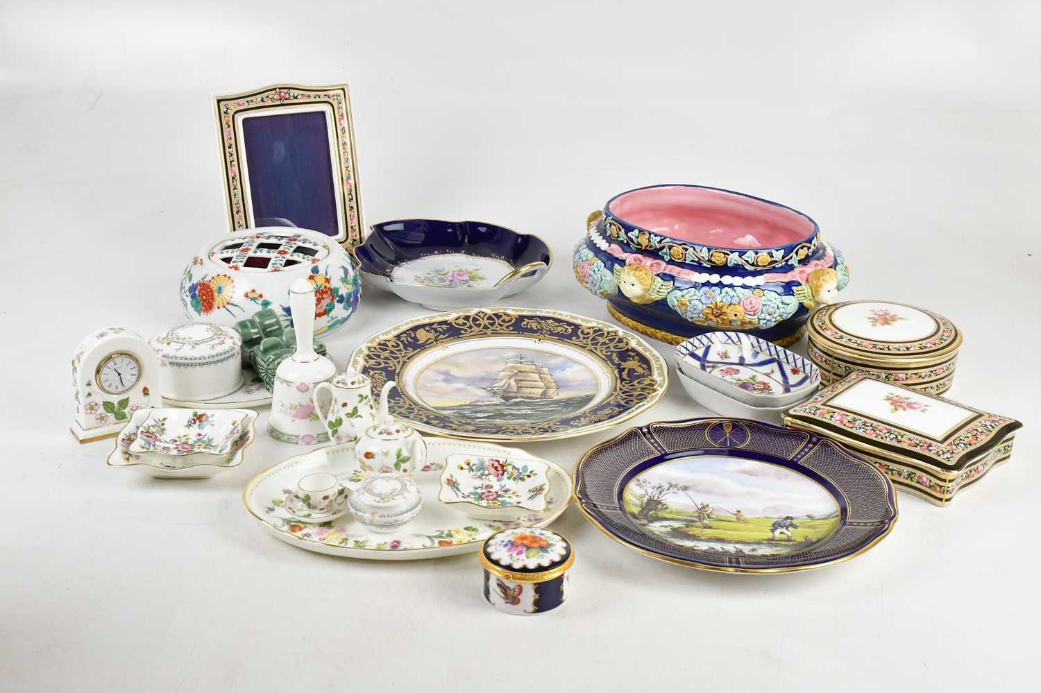 Lot 203 - A collection of ornamental ceramics