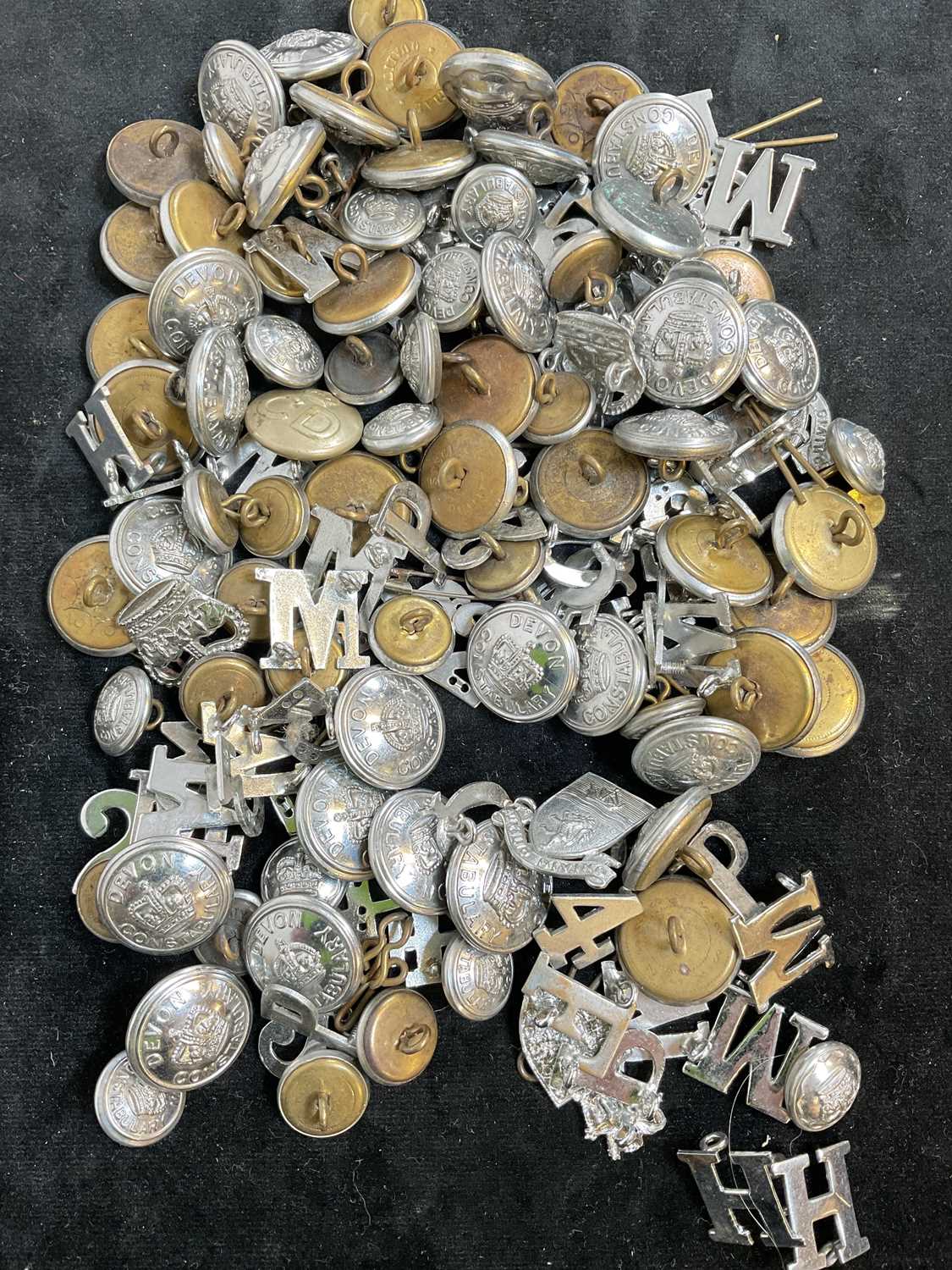 Lot 123 - A large collection of vintage police buttons