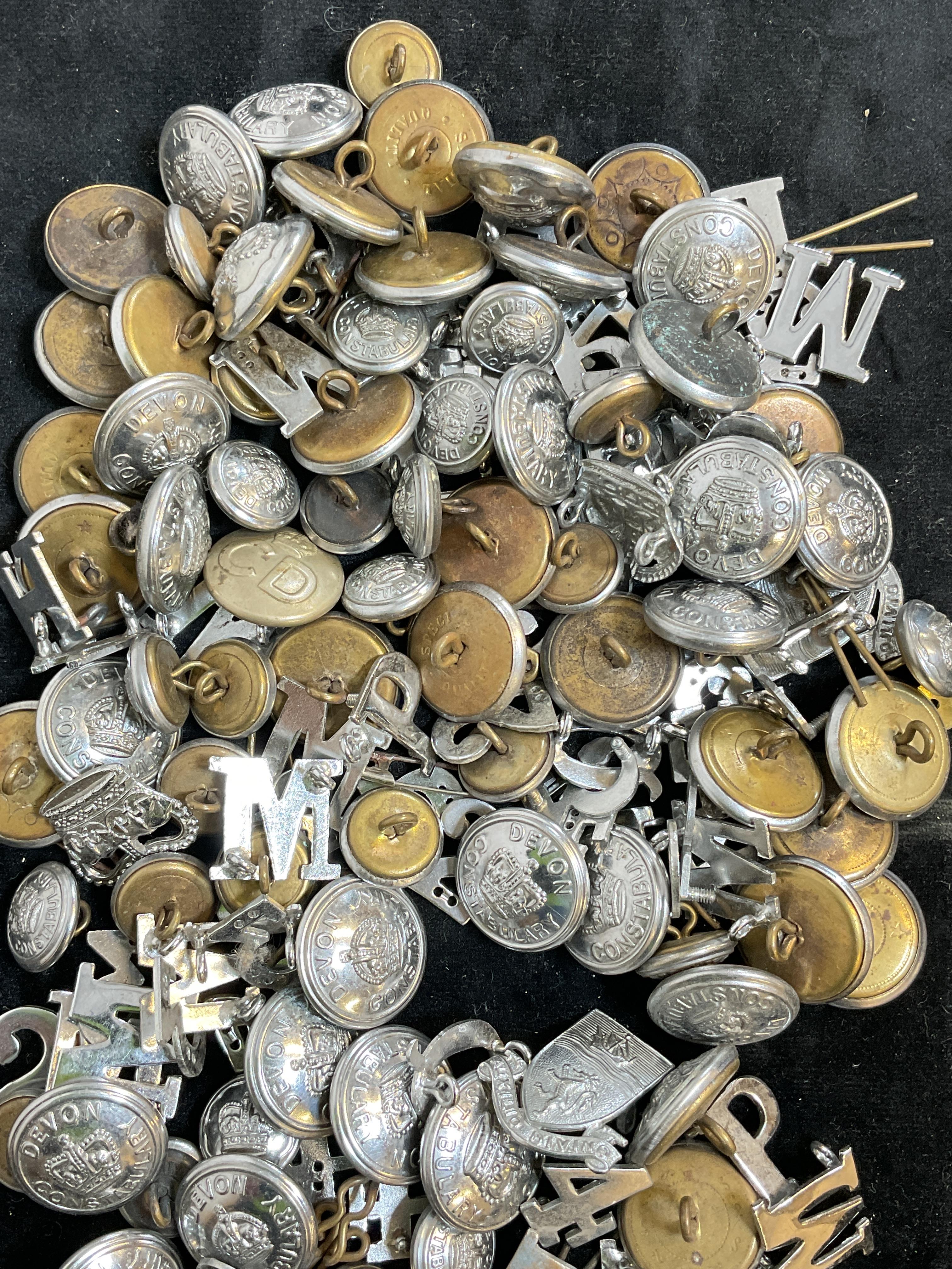 Lot 123 - A large collection of vintage police buttons