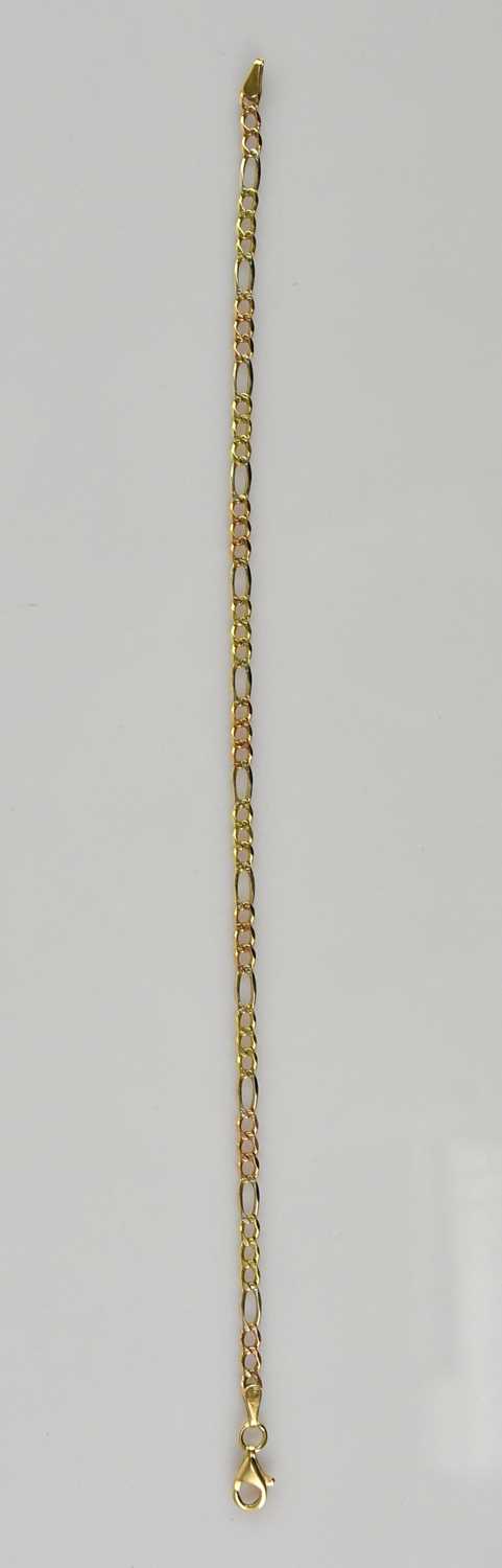 Lot 575 - A 9ct gold dainty two colour figaro link