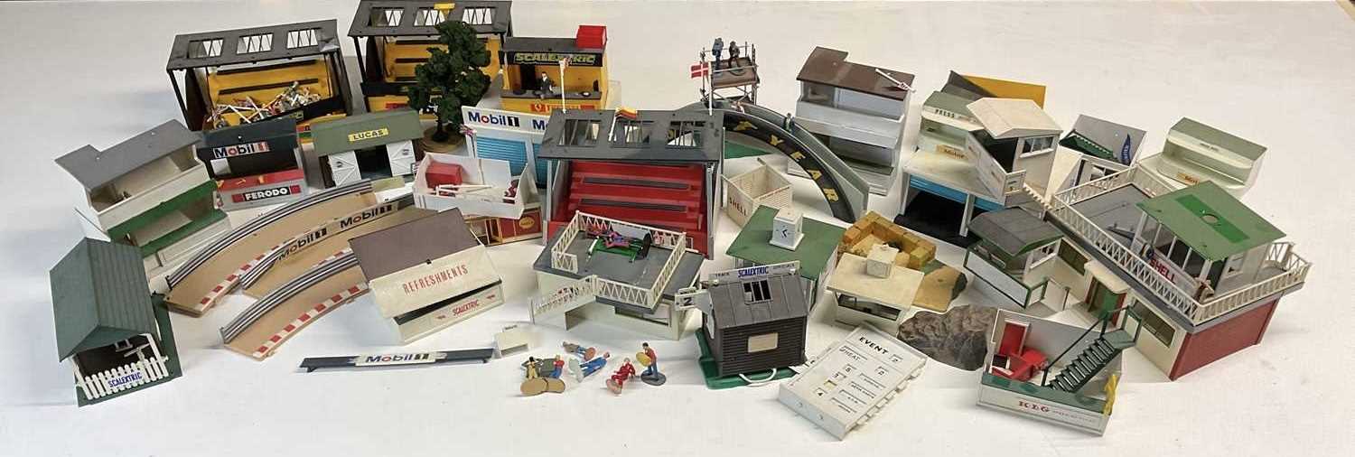 Lot 115 - SCALEXTRIC; trackside buildings, pit crew
