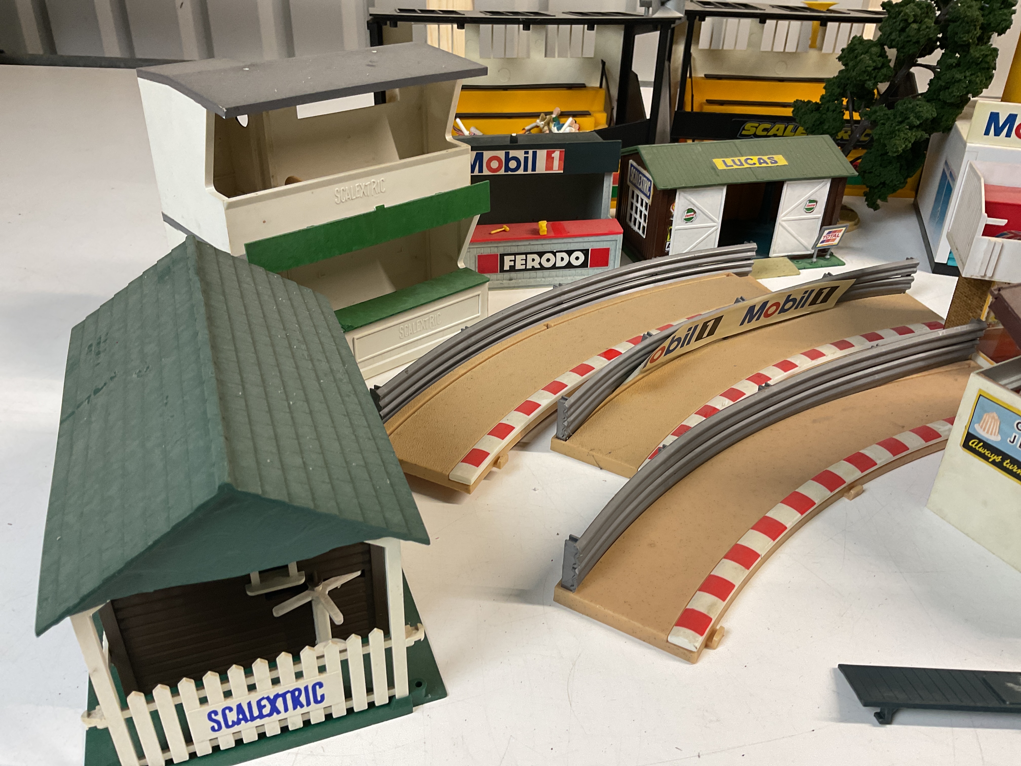 Lot 115 - SCALEXTRIC; trackside buildings, pit crew