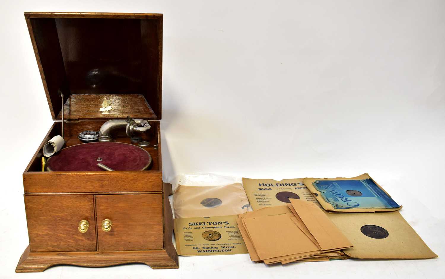 Lot 644 - An Apollo gramophone in an oak case, with a