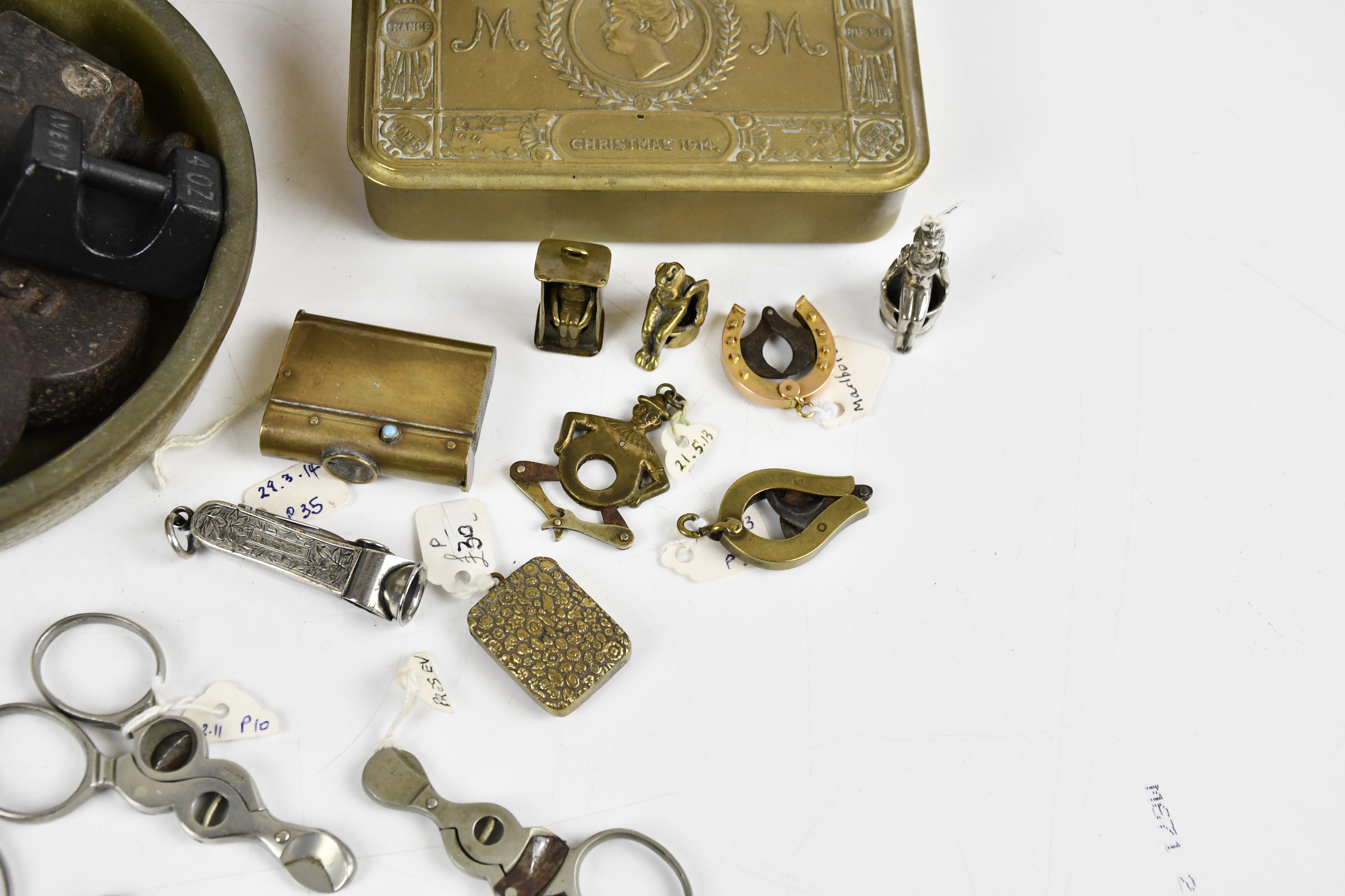 Lot 134 - An assortment of collectors' items,