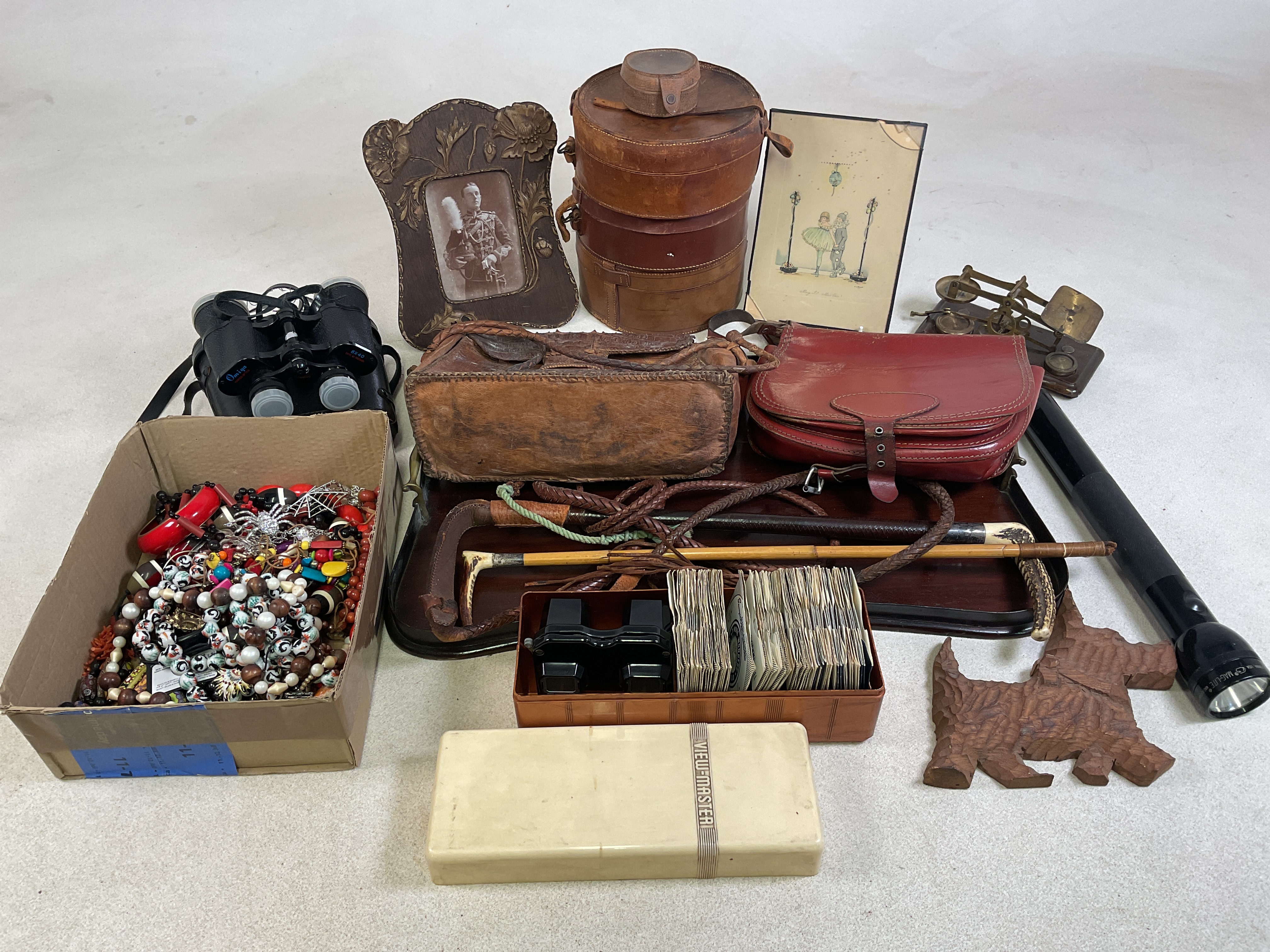 Lot 11 - A quantity of collectors' items, including