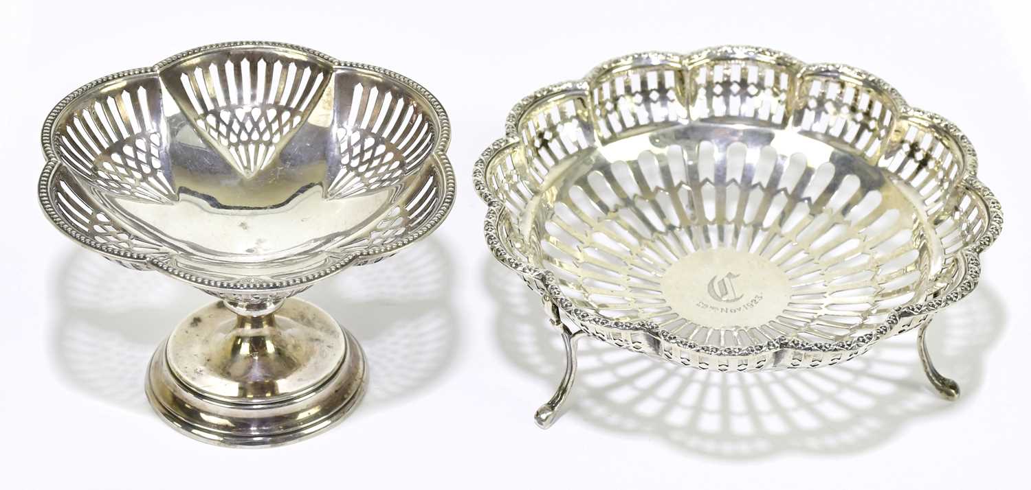 Lot 1097 - SYNYER & BEDDOES; a George V hallmarked