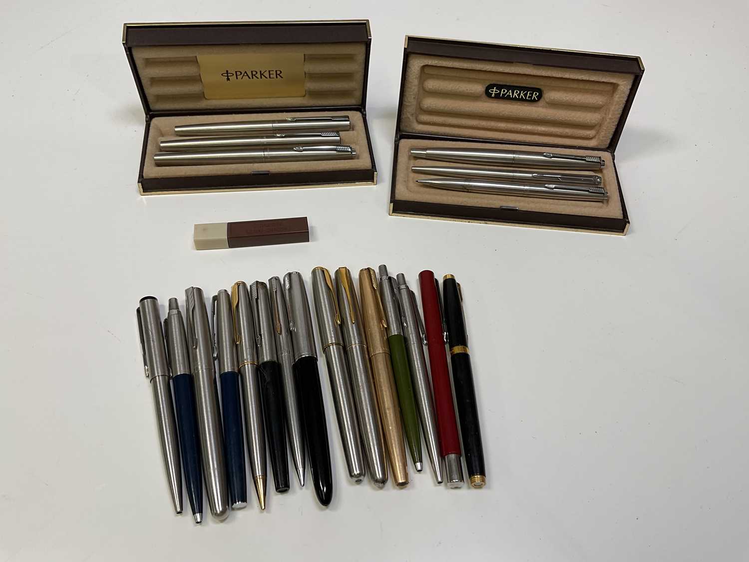 Lot 11 - A collection of pens including two cased