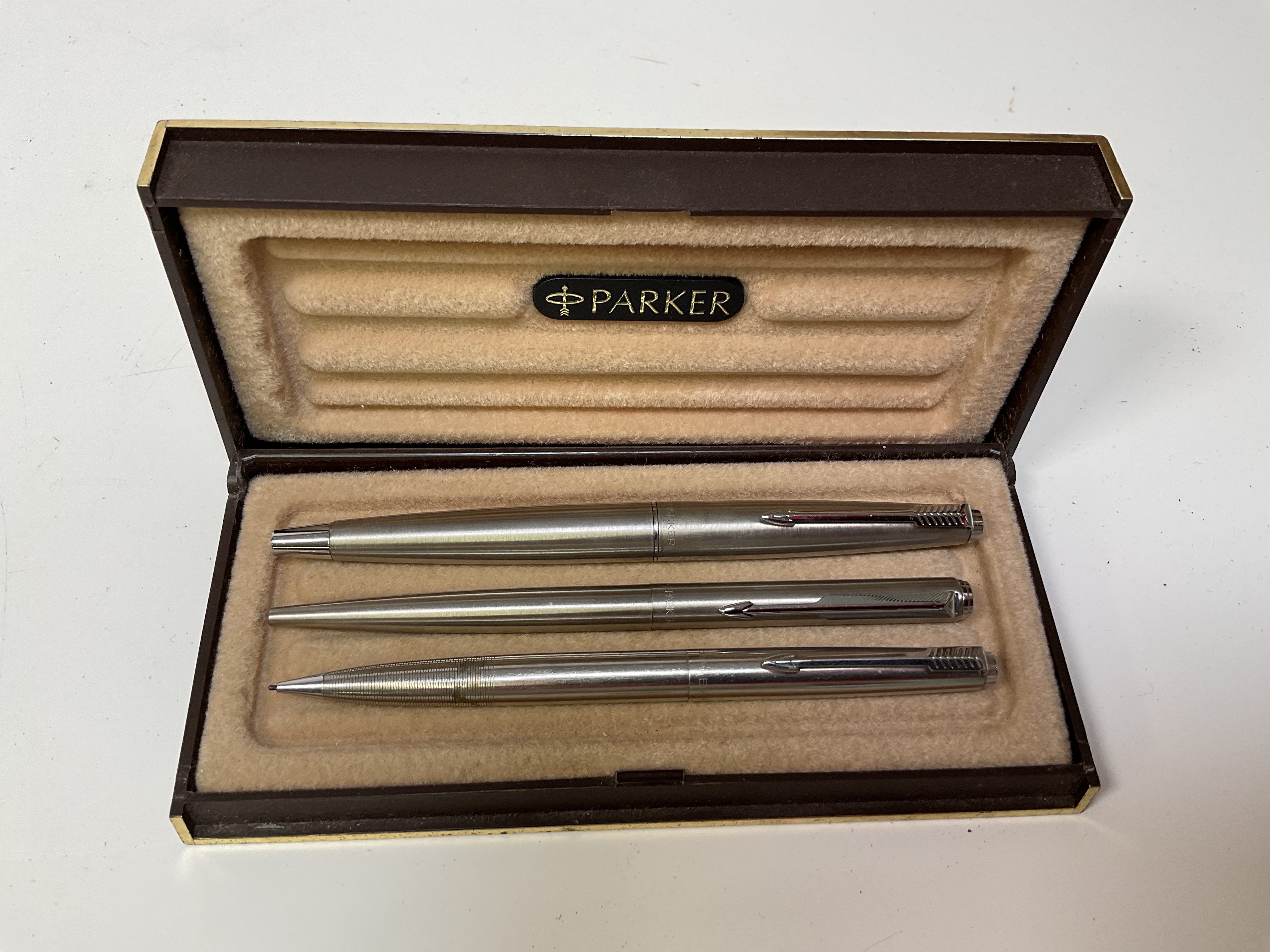 Lot 11 - A collection of pens including two cased