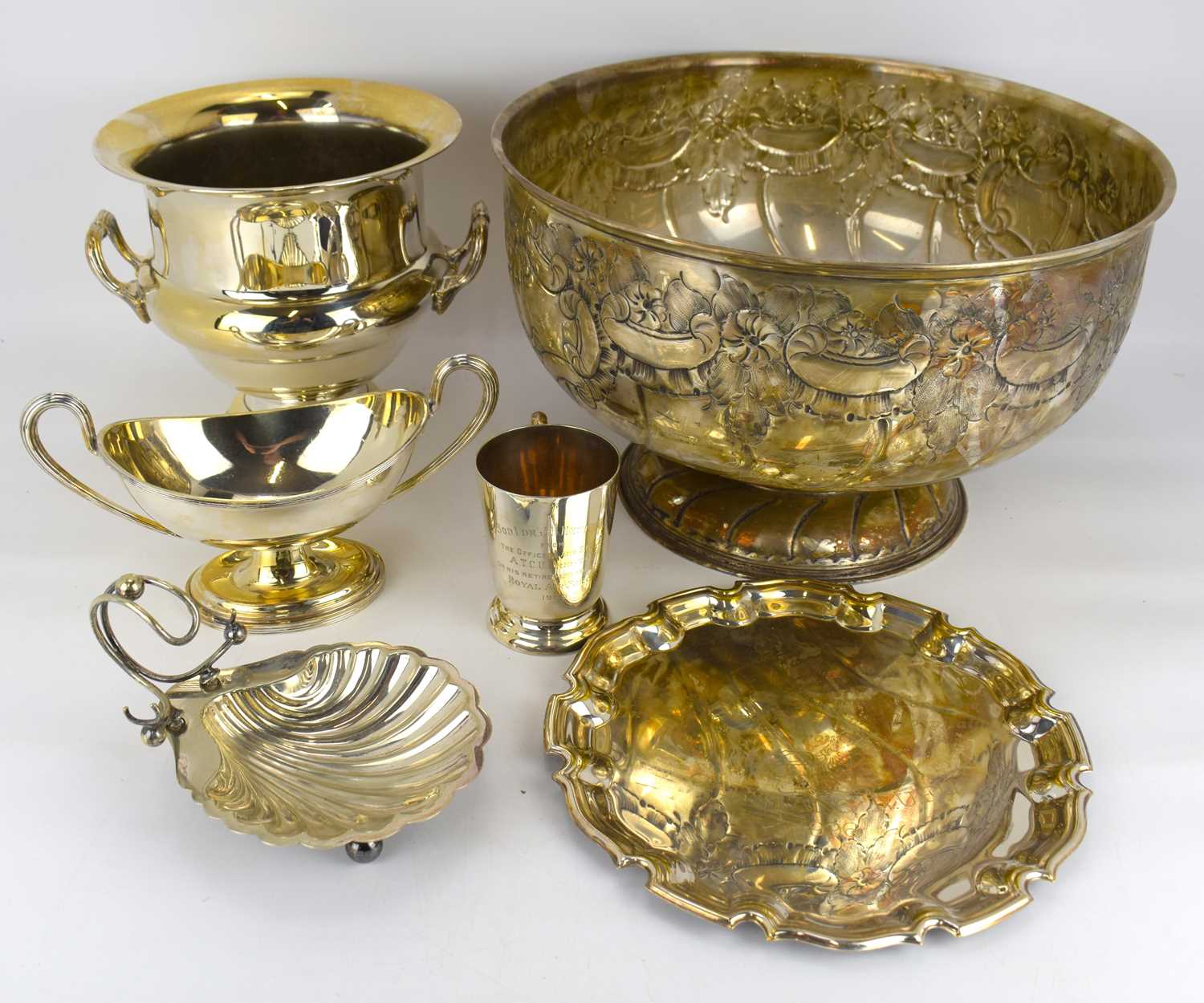 Lot 855 - A group of plated ware to include a large