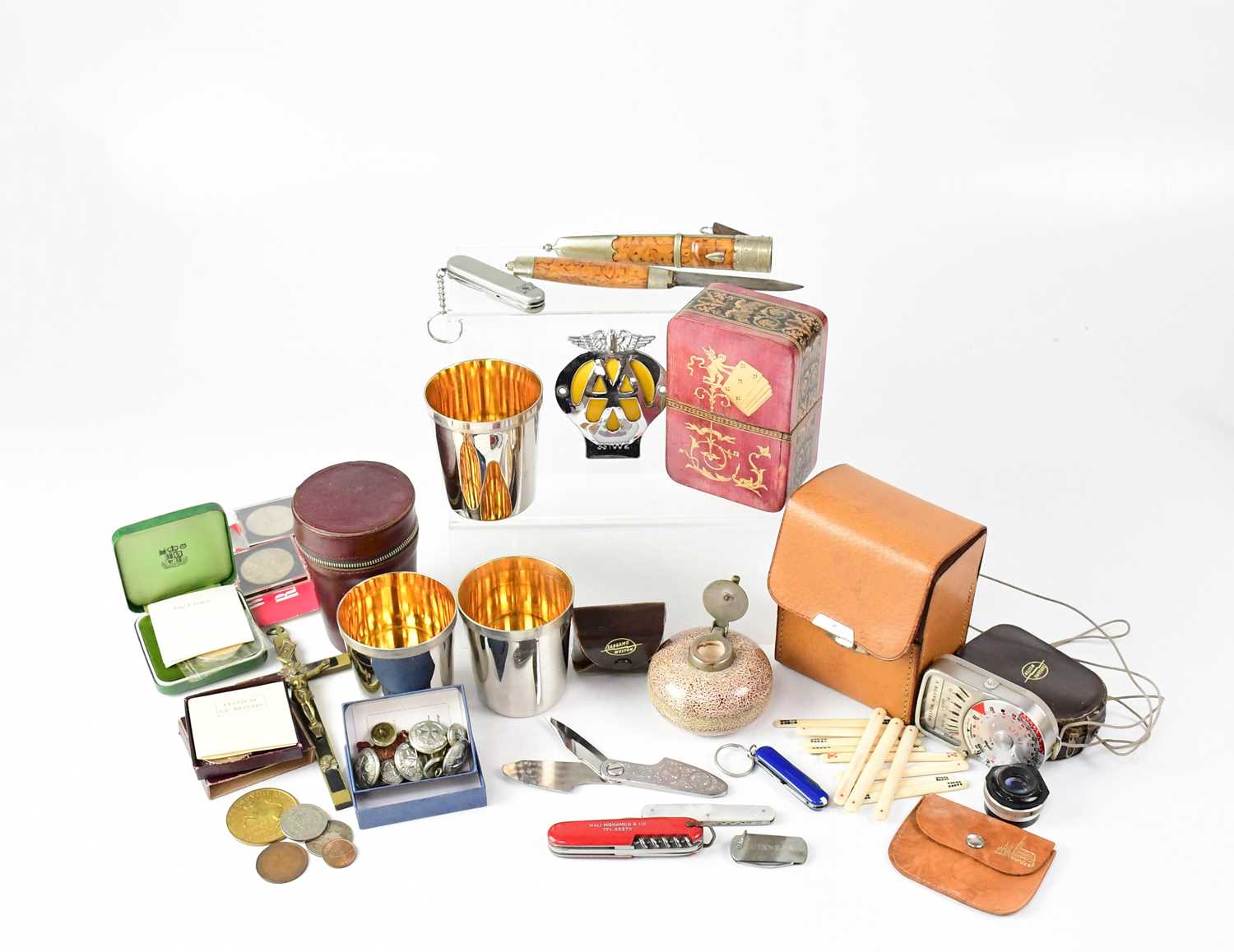 Lot 146 - A group of collectors' items, including a