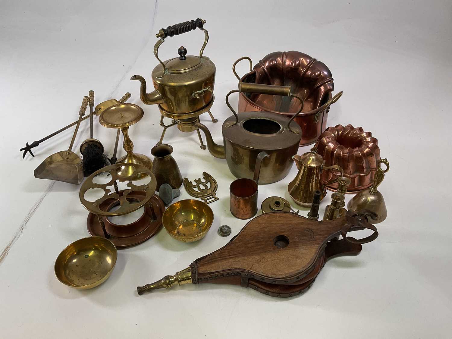 Lot 275 - A box of assorted brass and copper ware