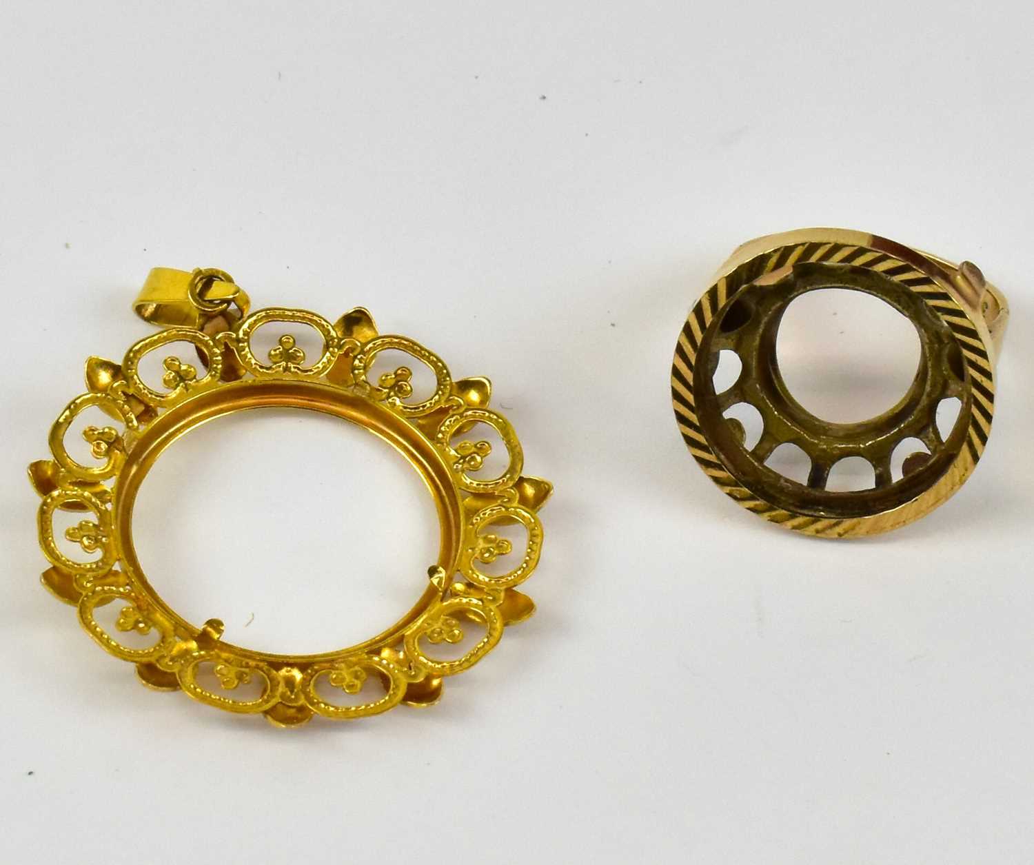 Lot 819 - A 9ct yellow gold sovereign pendant mount
