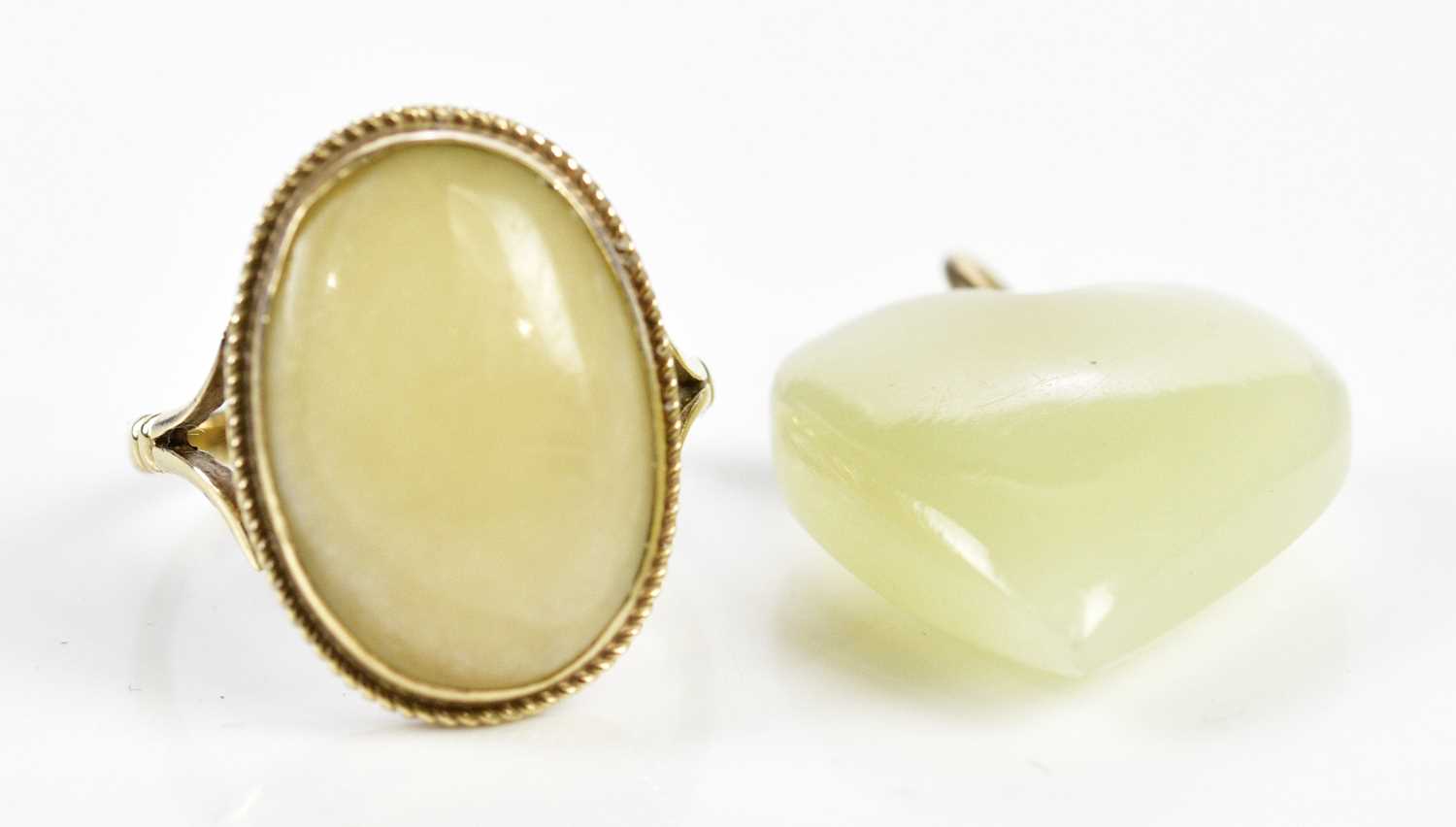 Lot 253 - A 9ct gold and hardstone set dress ring