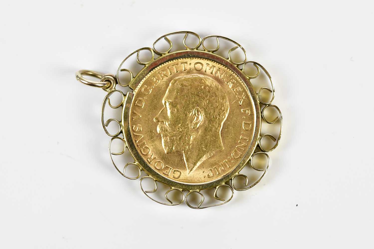 Lot 338 - A George V full sovereign, 1911, in 9ct