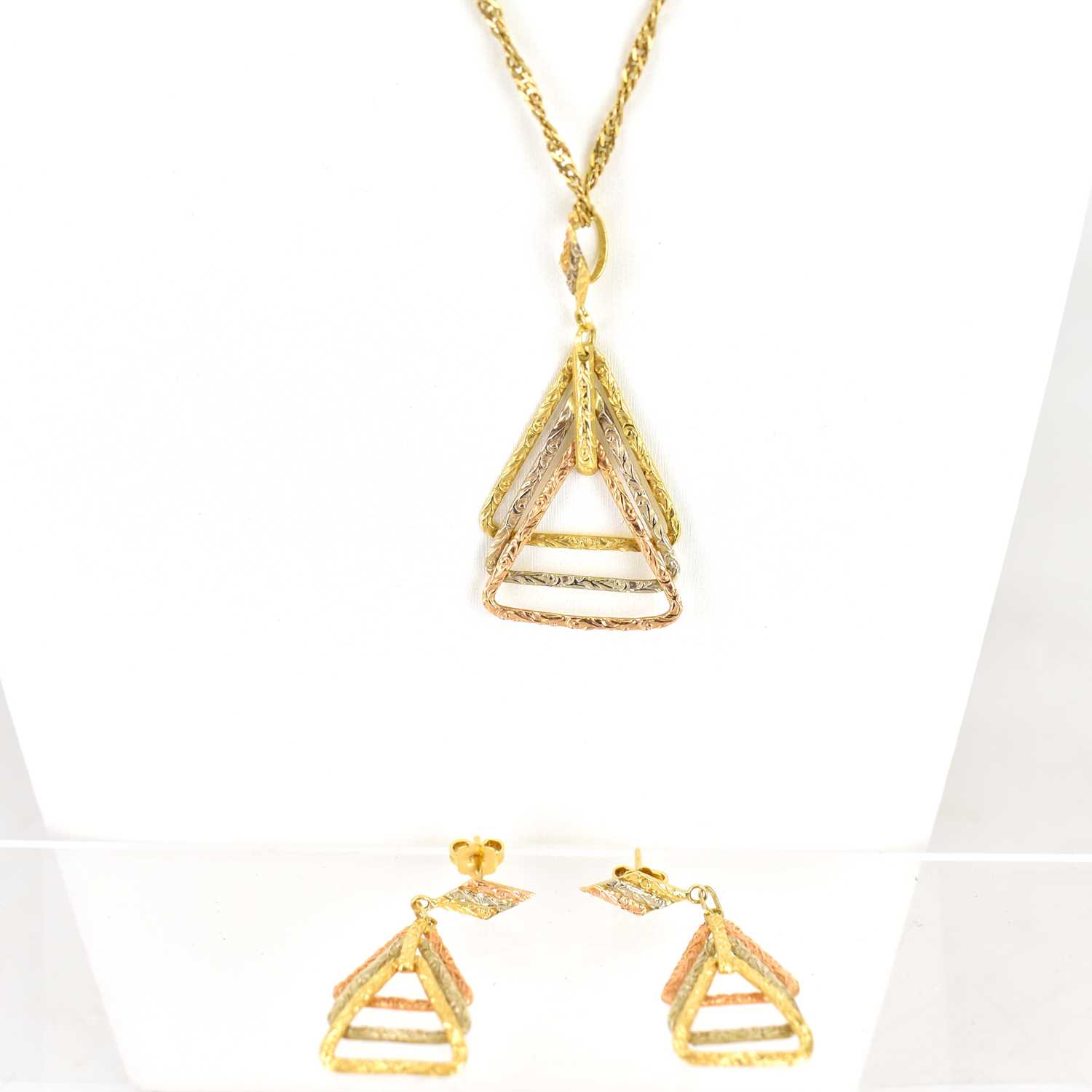 Lot 776 - A 9ct gold dainty link necklace with ring
