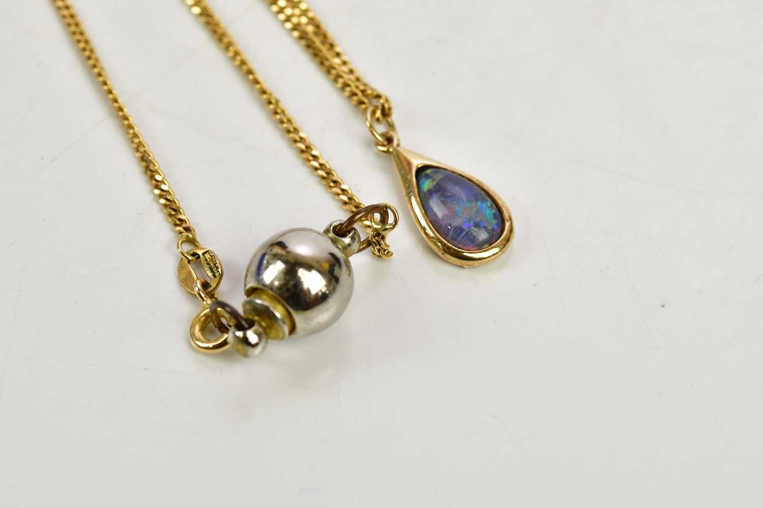 Lot 289 - A 9ct gold flat link chain supporting a pear