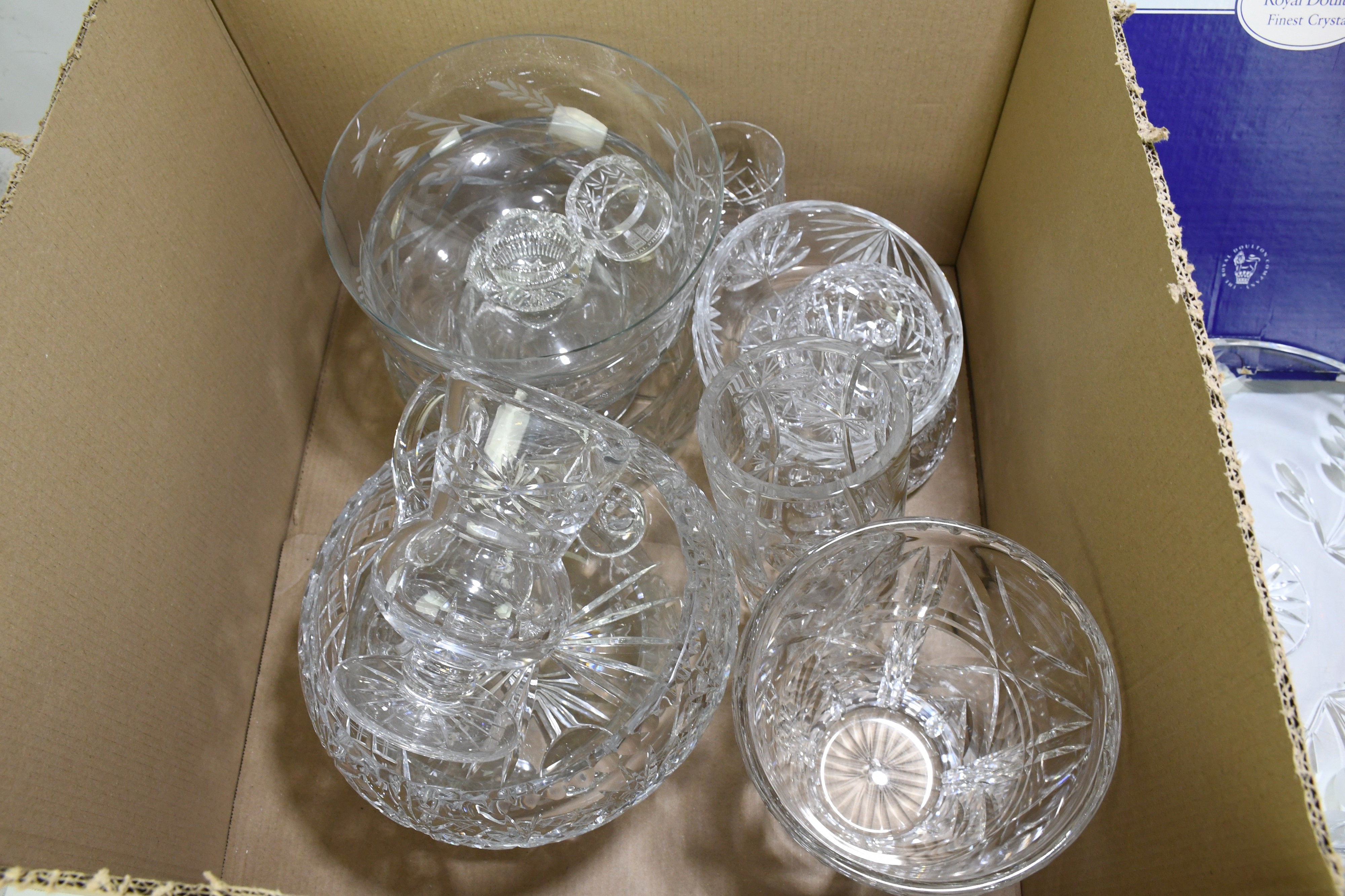 Lot 533 - An assortment of modern decorative glass to