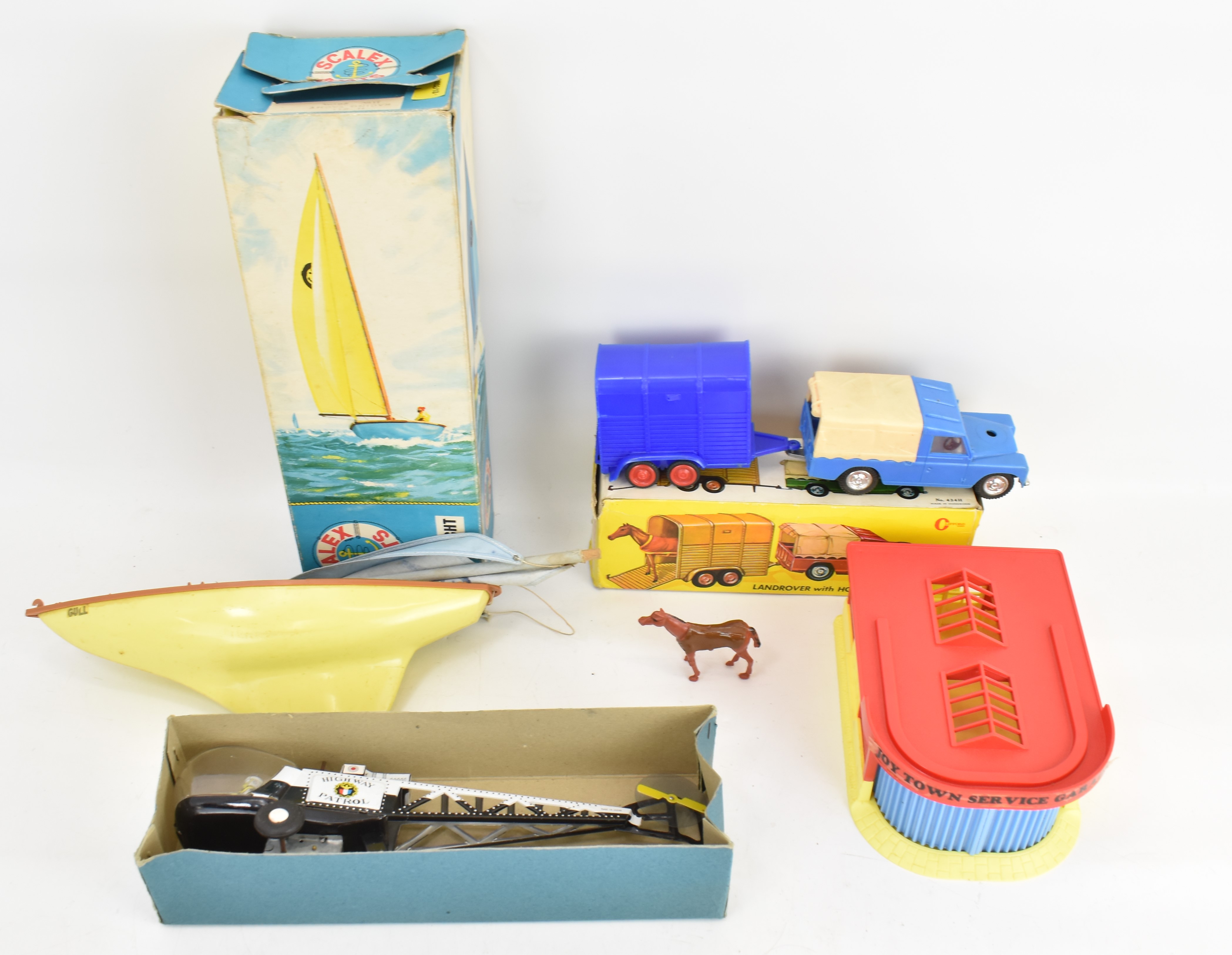 Lot 880 - A boxed Mettoy Playthings garage with