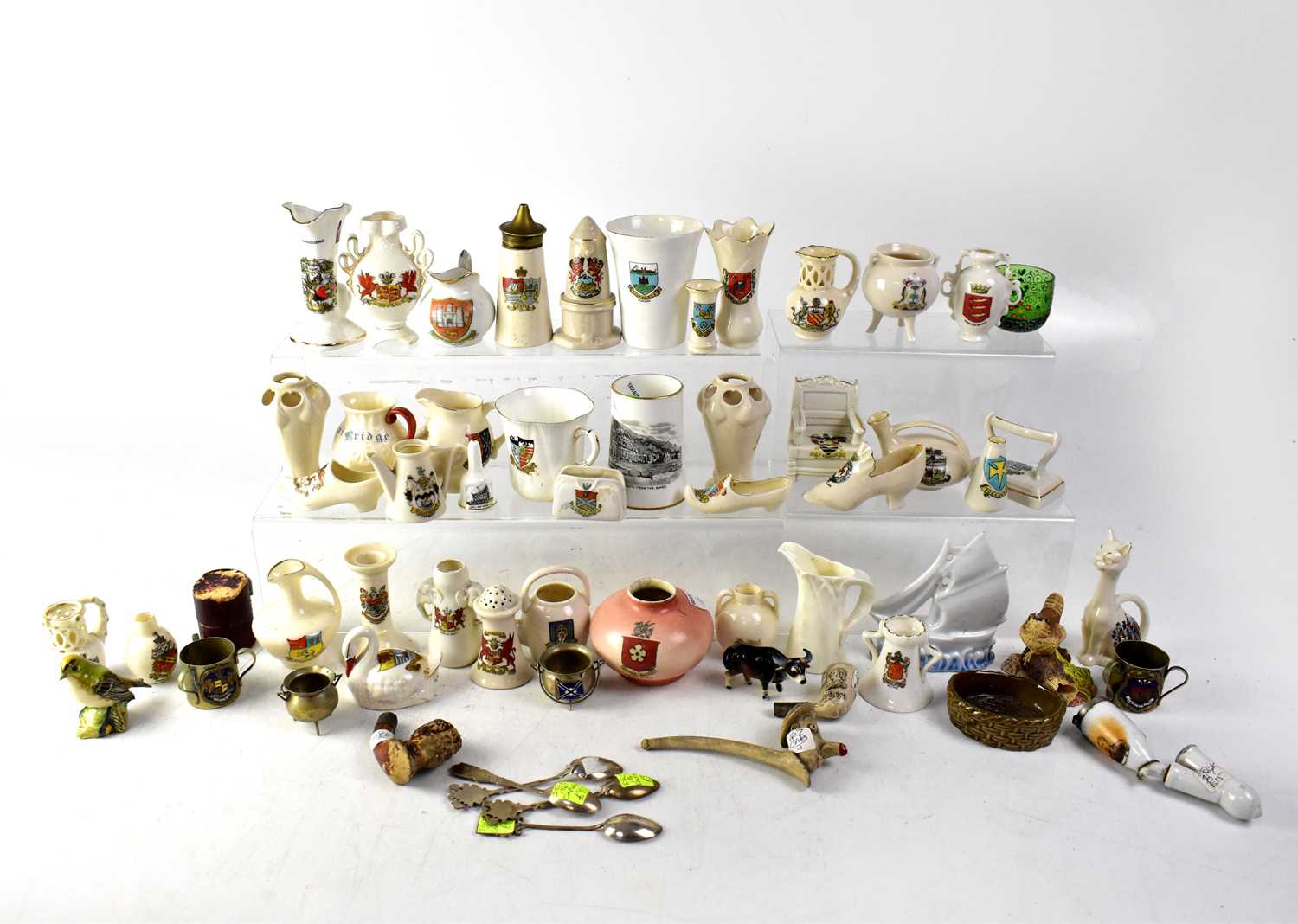 Lot 171 - A quantity of crested ware